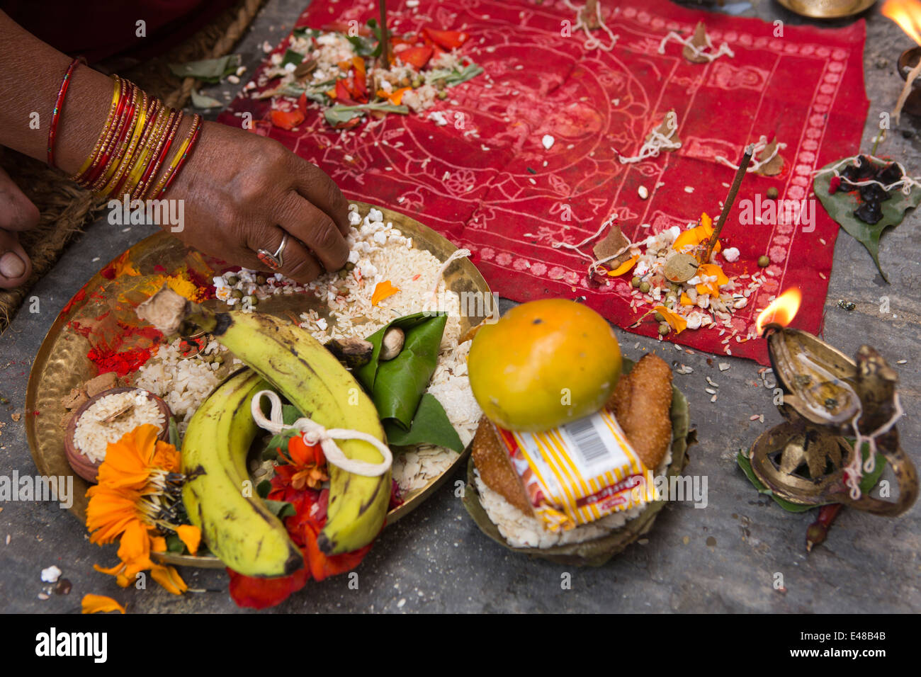 Nepal, Kathmandu, Nag Bahal, Kathesimbhu Stupa Essen und häusliche ...