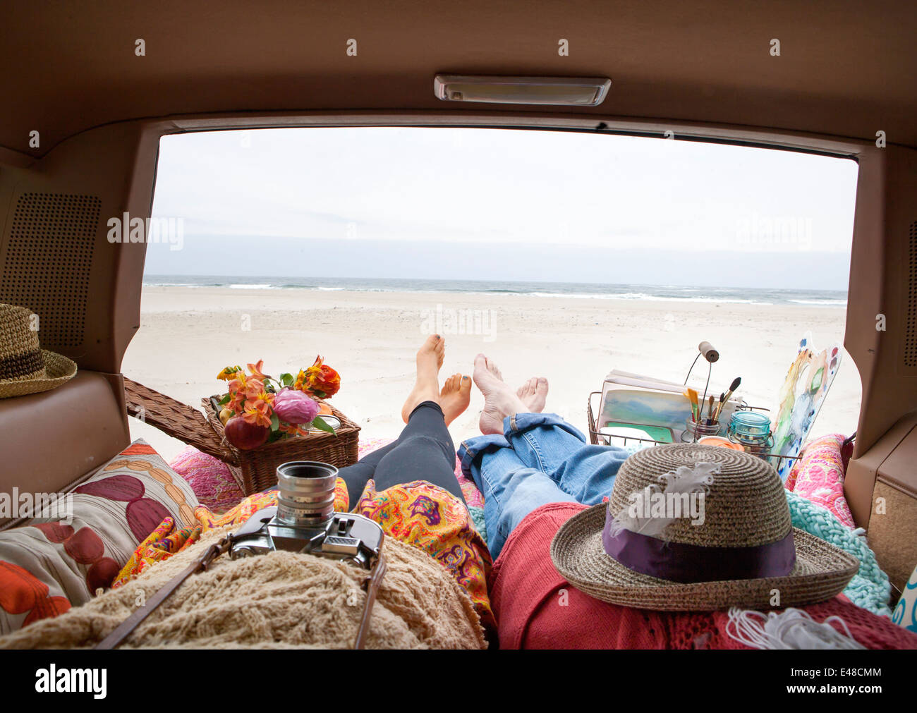 Mutter und Tochter in ihrem Auto am Strand Stockfotografie - Alamy