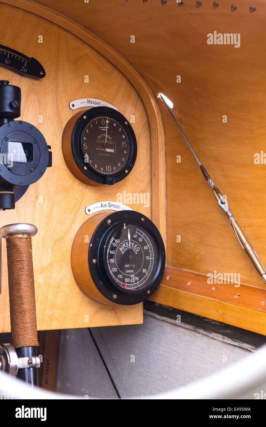 Alte flugzeug cockpit instrumente -Fotos und -Bildmaterial in hoher ...