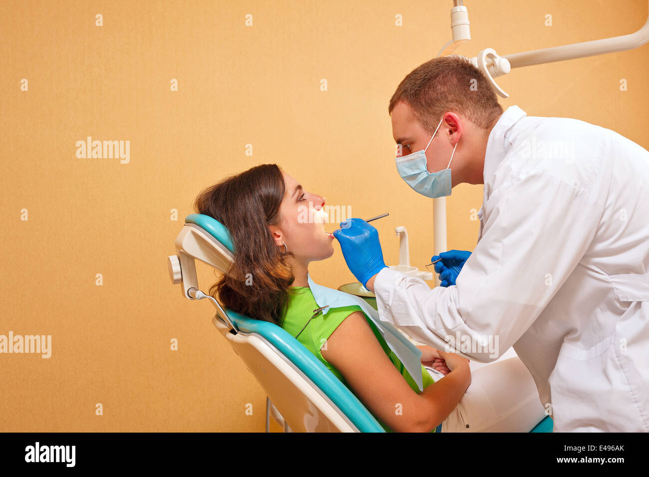 Junge Mädchen bei der Untersuchung beim Zahnarzt in der Zahnklinik Stockfotografie - Alamy