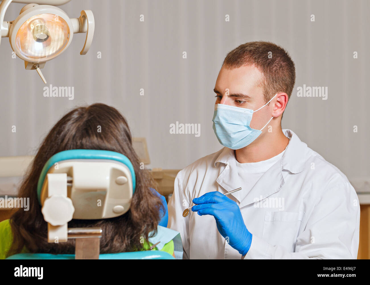 Junge Mädchen bei der Untersuchung beim Zahnarzt in der Zahnklinik Stockfotografie - Alamy