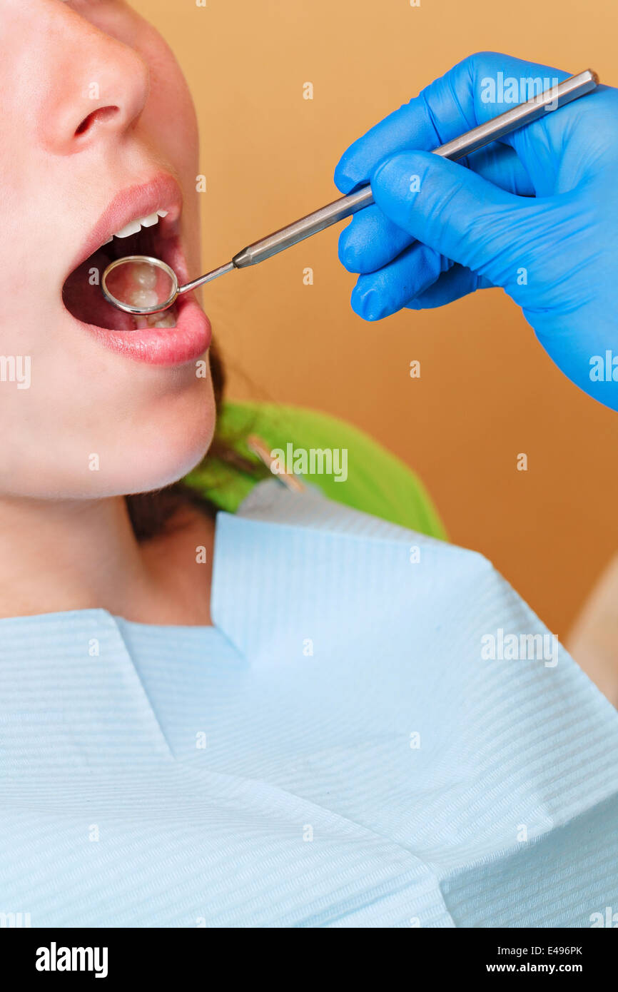 Junge Mädchen bei der Untersuchung beim Zahnarzt in der Zahnklinik Stockfotografie - Alamy