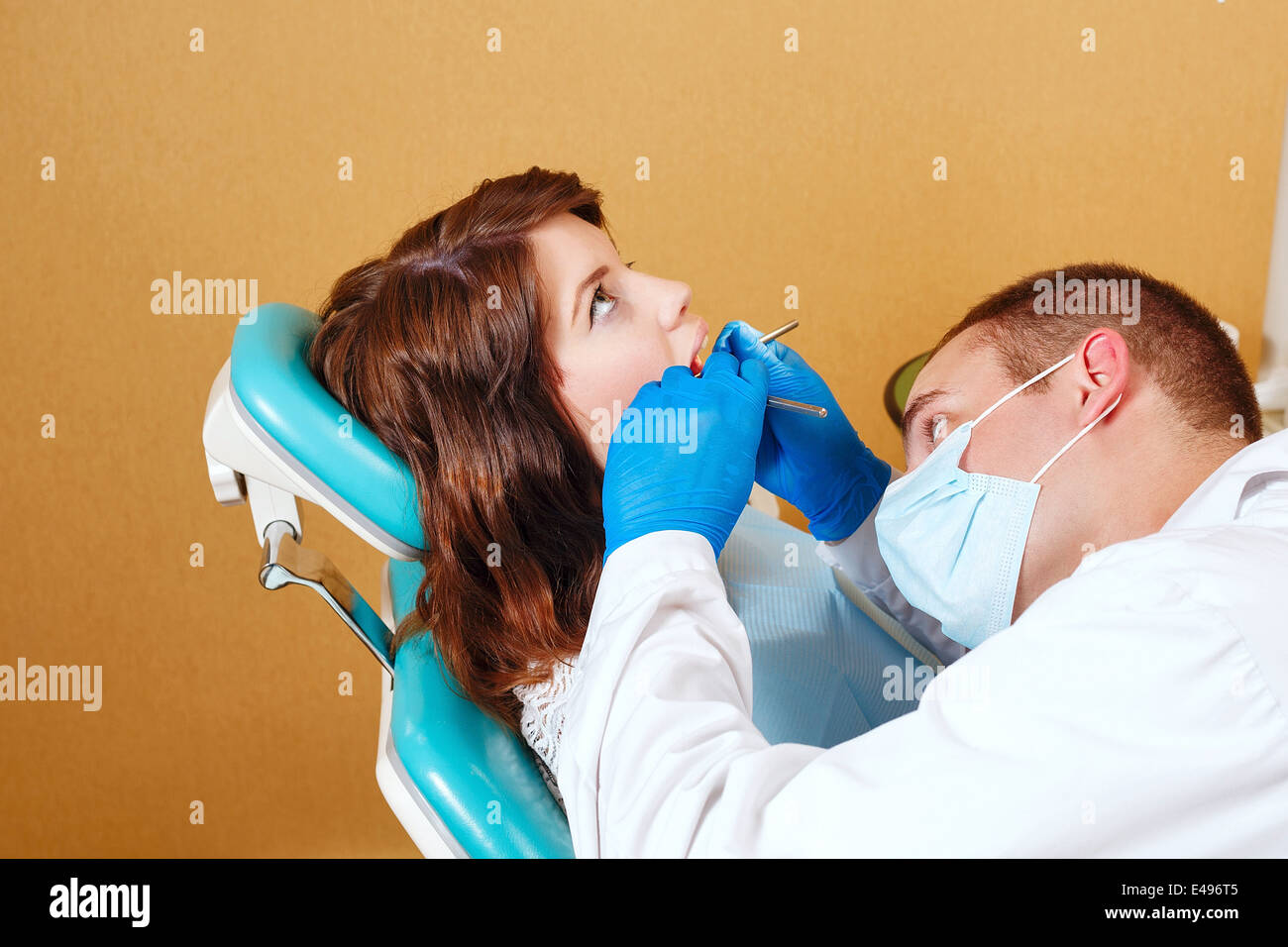 Junge Mädchen bei der Untersuchung beim Zahnarzt in der Zahnklinik Stockfotografie - Alamy