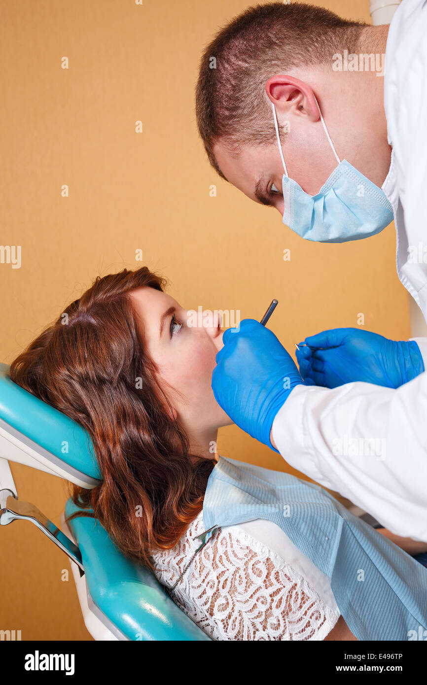 Junge Mädchen bei der Untersuchung beim Zahnarzt in der Zahnklinik Stockfotografie - Alamy