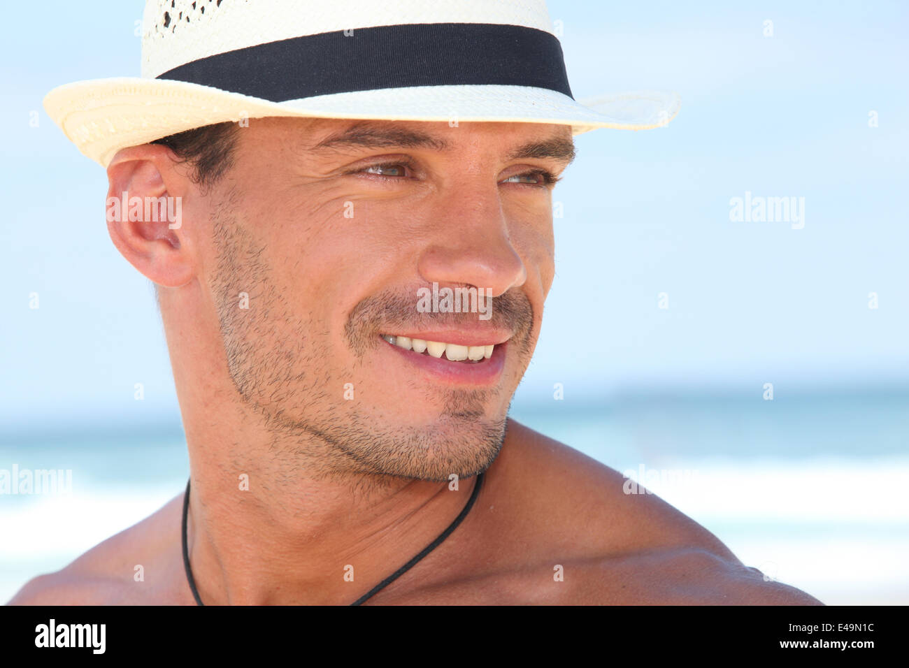Mann am Strand tragen Hut Stockfotografie - Alamy