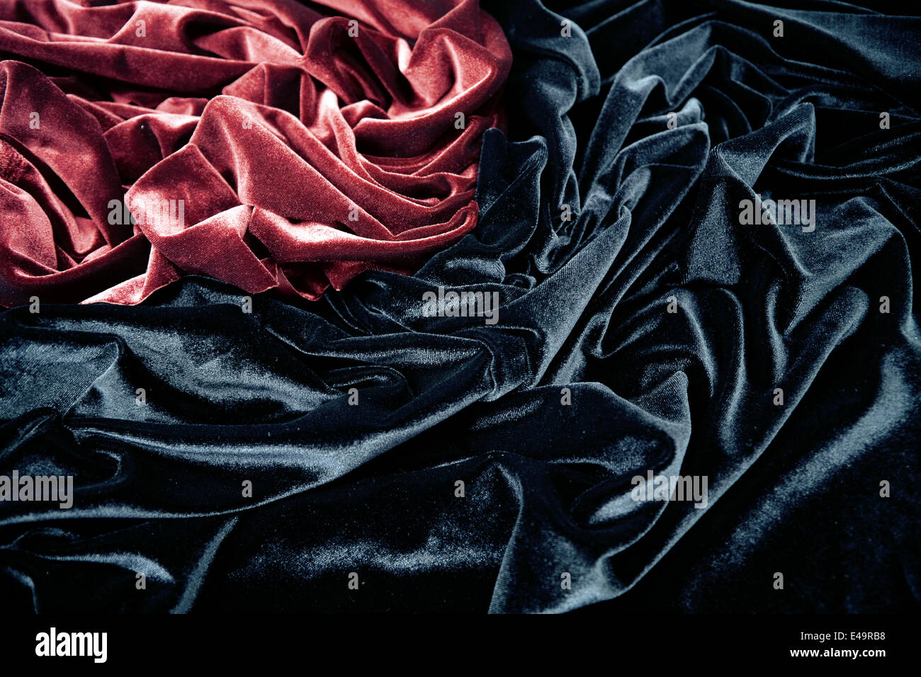 Dunkelrot schwarzes material -Fotos und -Bildmaterial in hoher ...