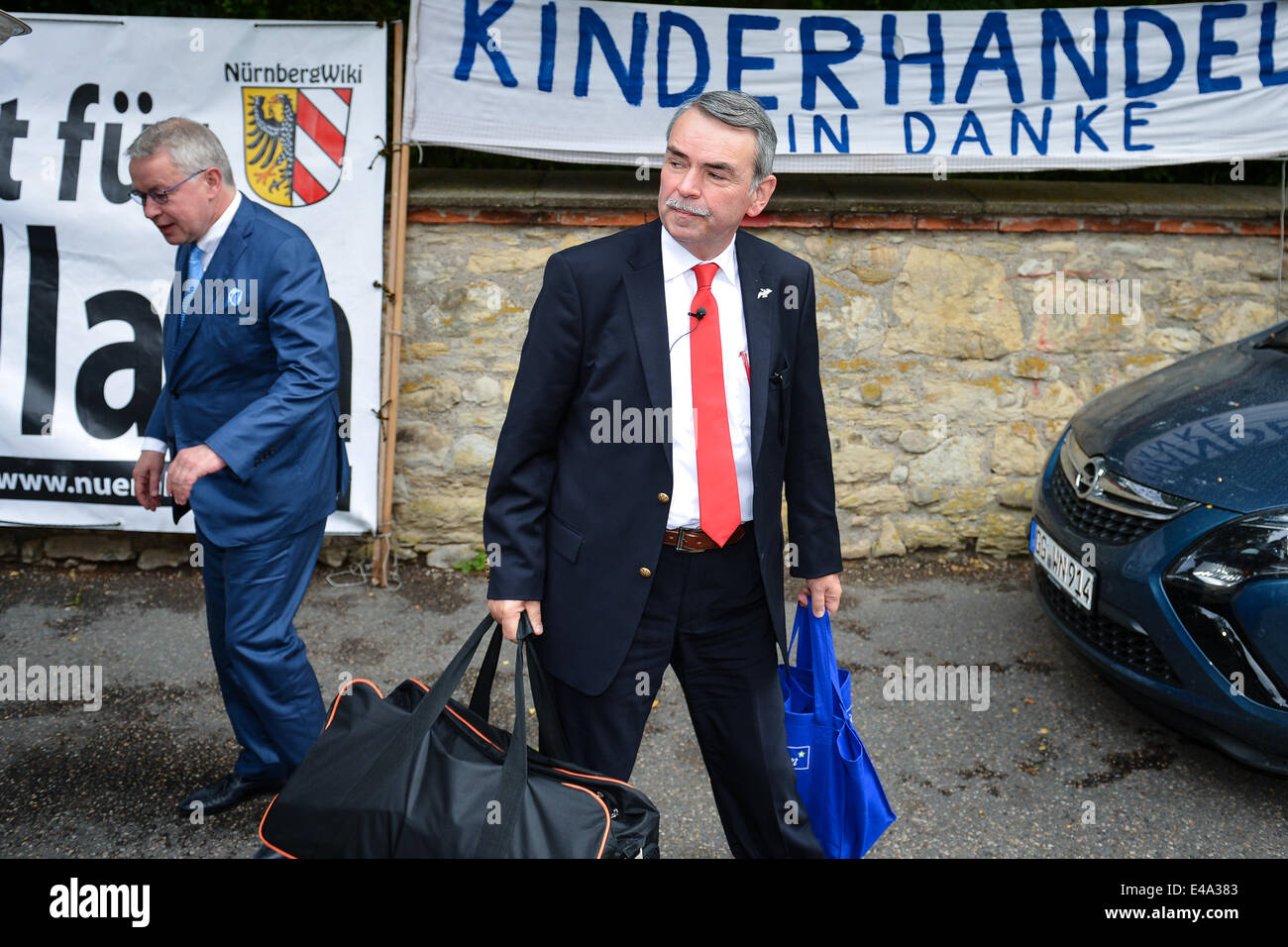 Regensburg, Deutschland. 7. Juli 2014. Gustl Mollath (R) und sein ...