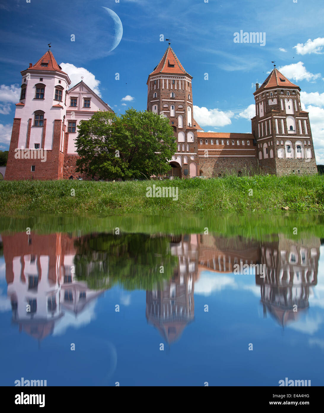 schöne rote Backstein-Schloss steht in Europa Stockfotografie - Alamy