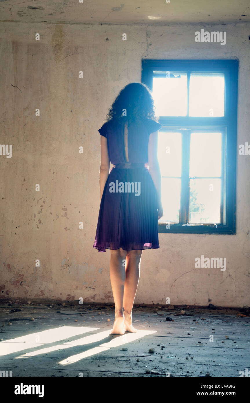 Junge frau am fenster stehen Stockfotos und -bilder Kaufen - Alamy