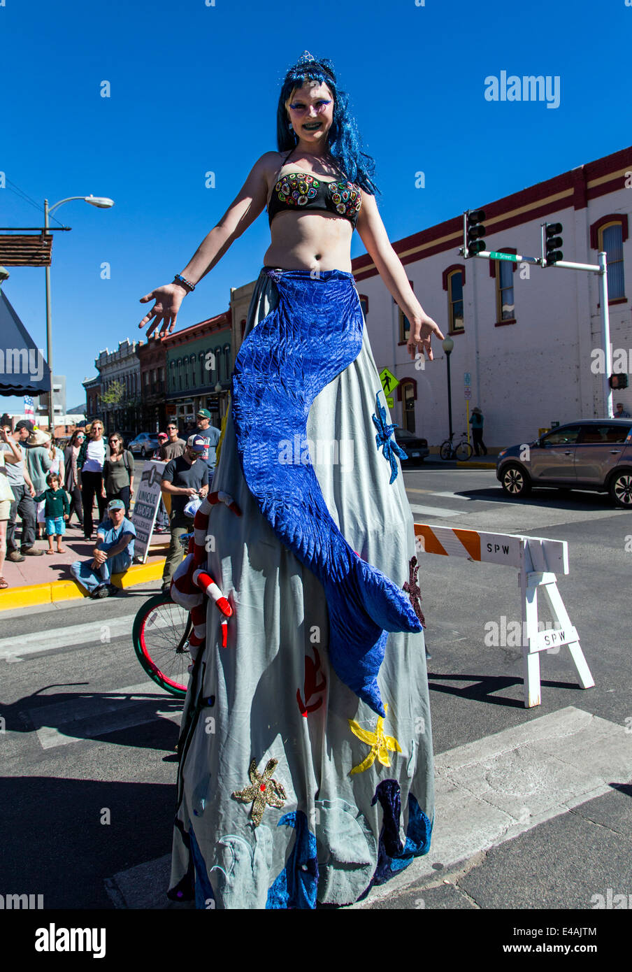 Zirkusartist auf Stelzen unterhalten die Besucher genießen Kunstwerk ...