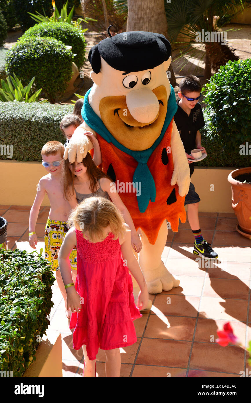 "Fred Flintstone" mit Kindern im Hotel Sol Pelicanos OCAS, Calle Gerona ...