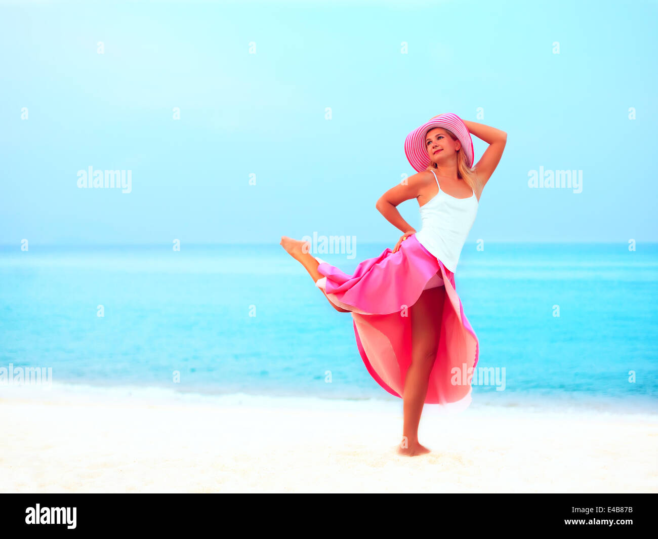 Schöne frauen am strand Ausgeschnittene Stockfotos und -bilder - Alamy