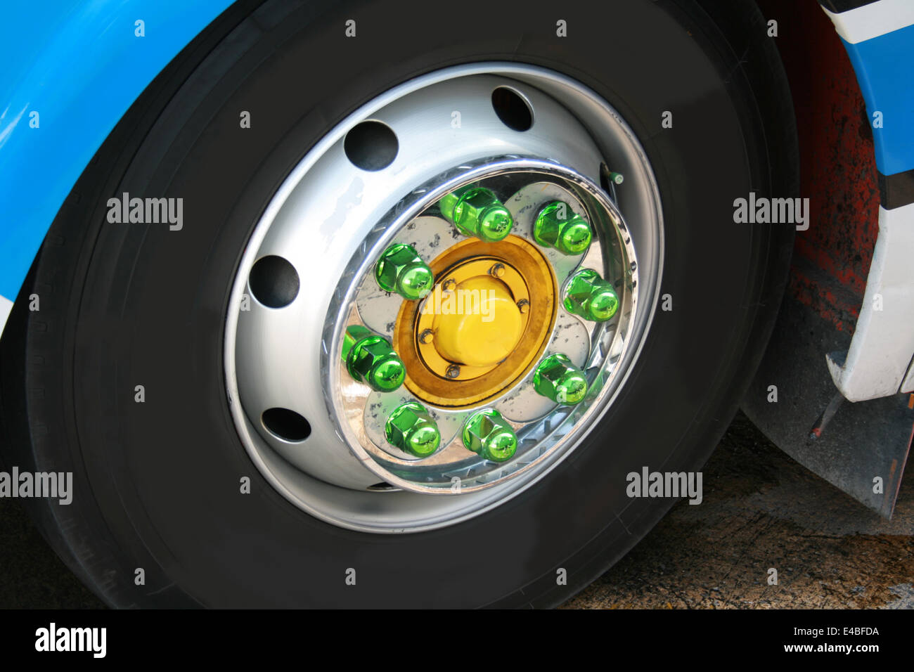 Bus gummireifen -Fotos und -Bildmaterial in hoher Auflösung – Alamy