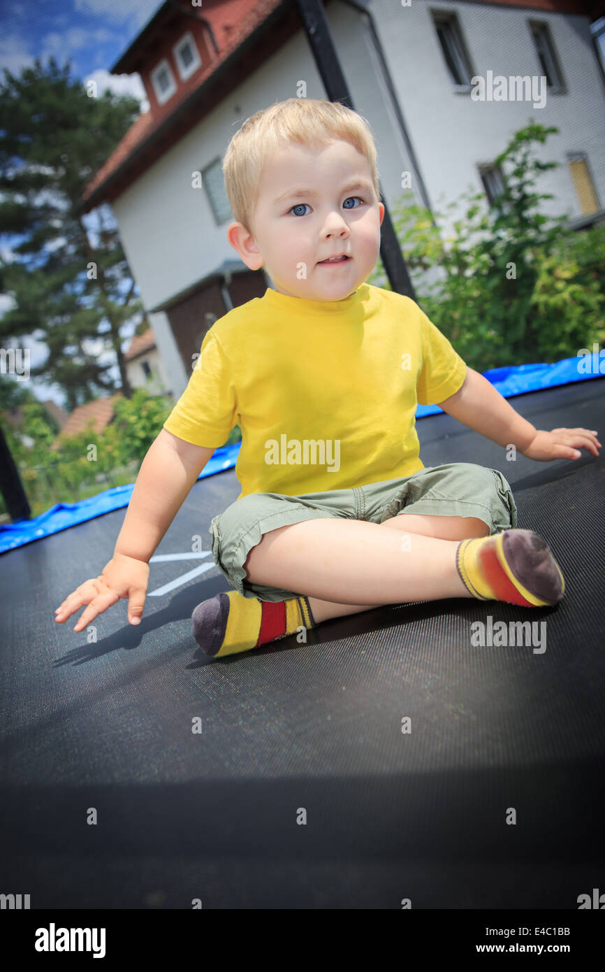 Kinder springen auf trampolin -Fotos und -Bildmaterial in hoher ...