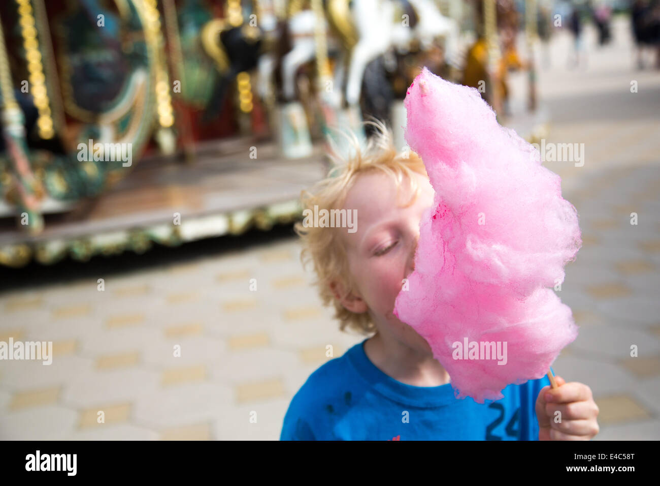 Junge Isst Zuckerwatte Stockfotos und -bilder Kaufen - Alamy