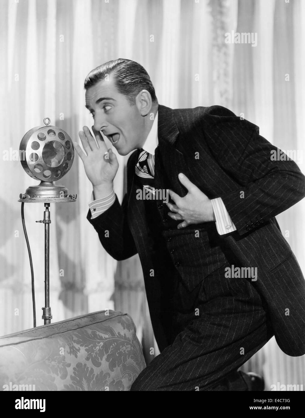 Edward Everett Horton, am Set des Films "ihres Meisters Stimme", 1936 ...