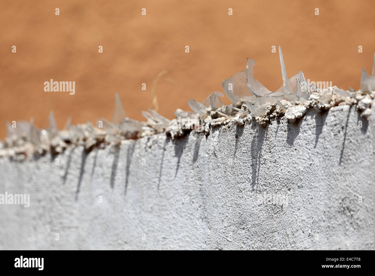 Wall with glass shards -Fotos und -Bildmaterial in hoher Auflösung – Alamy