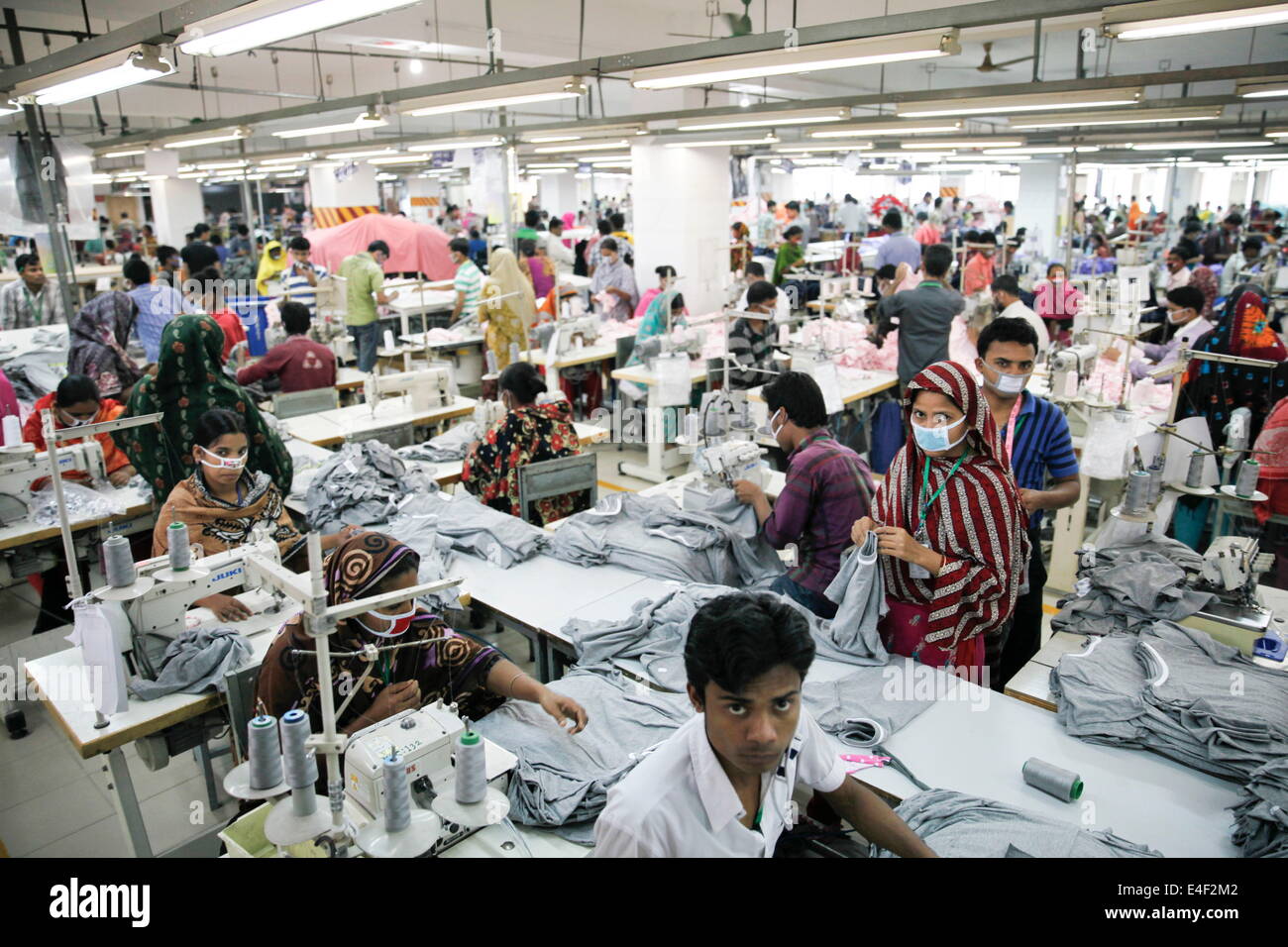 Sweatshop factory workers -Fotos und -Bildmaterial in hoher Auflösung ...