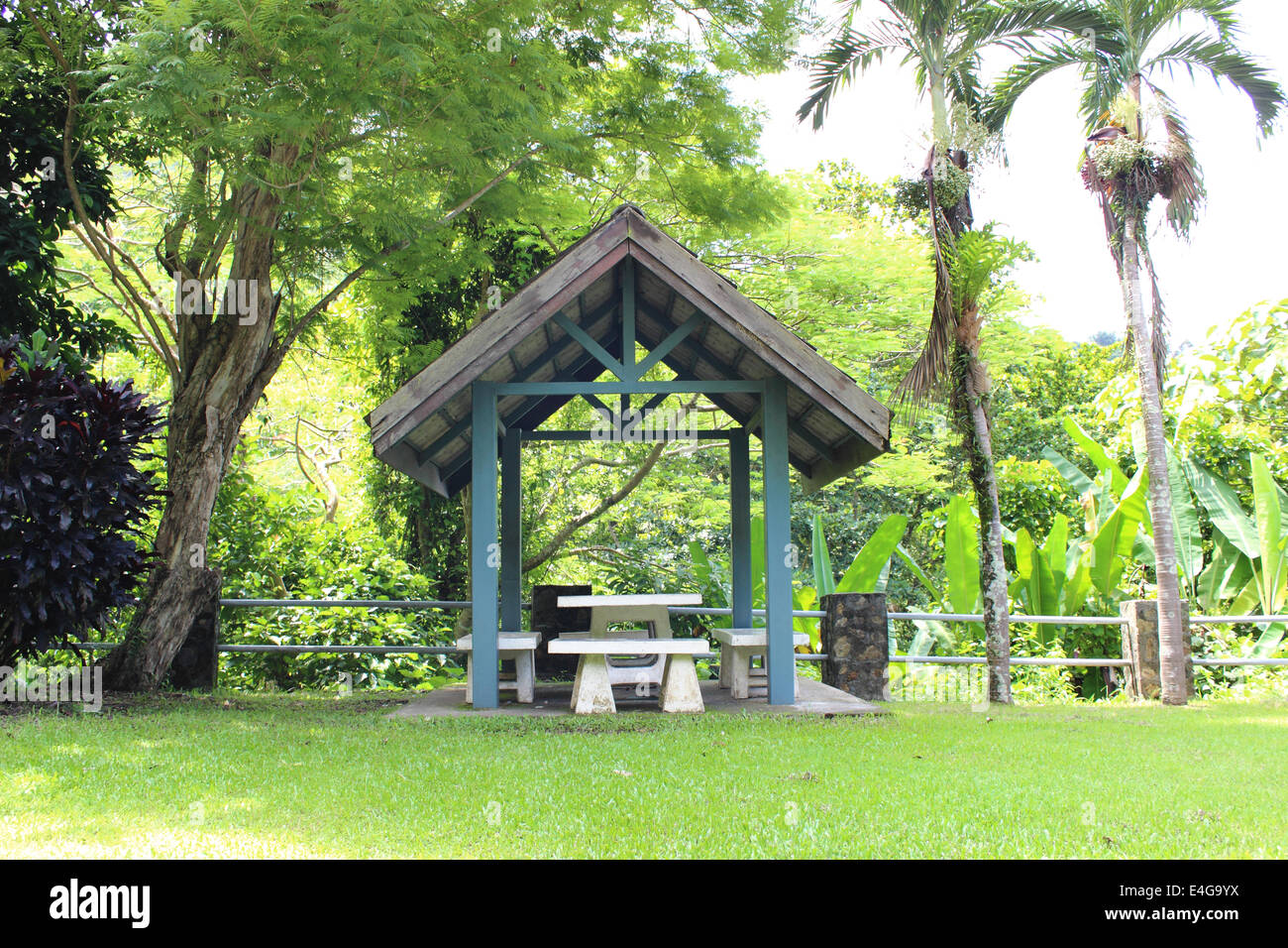 Pavillon aus Holz zum Relaxen im Wald Stockfotografie - Alamy