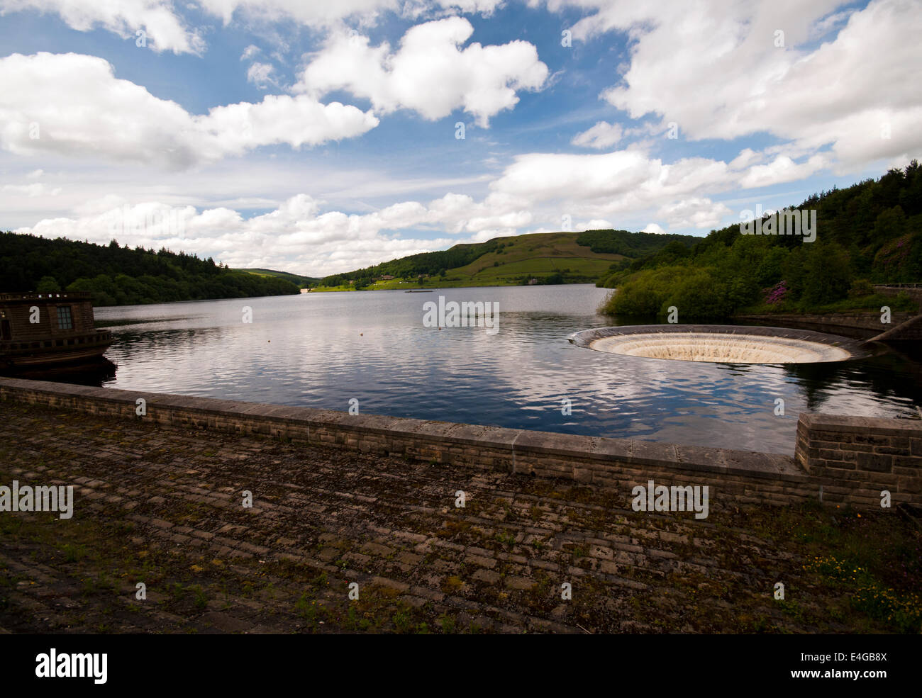 Ladybower dam bellmouth overflow -Fotos und -Bildmaterial in hoher ...