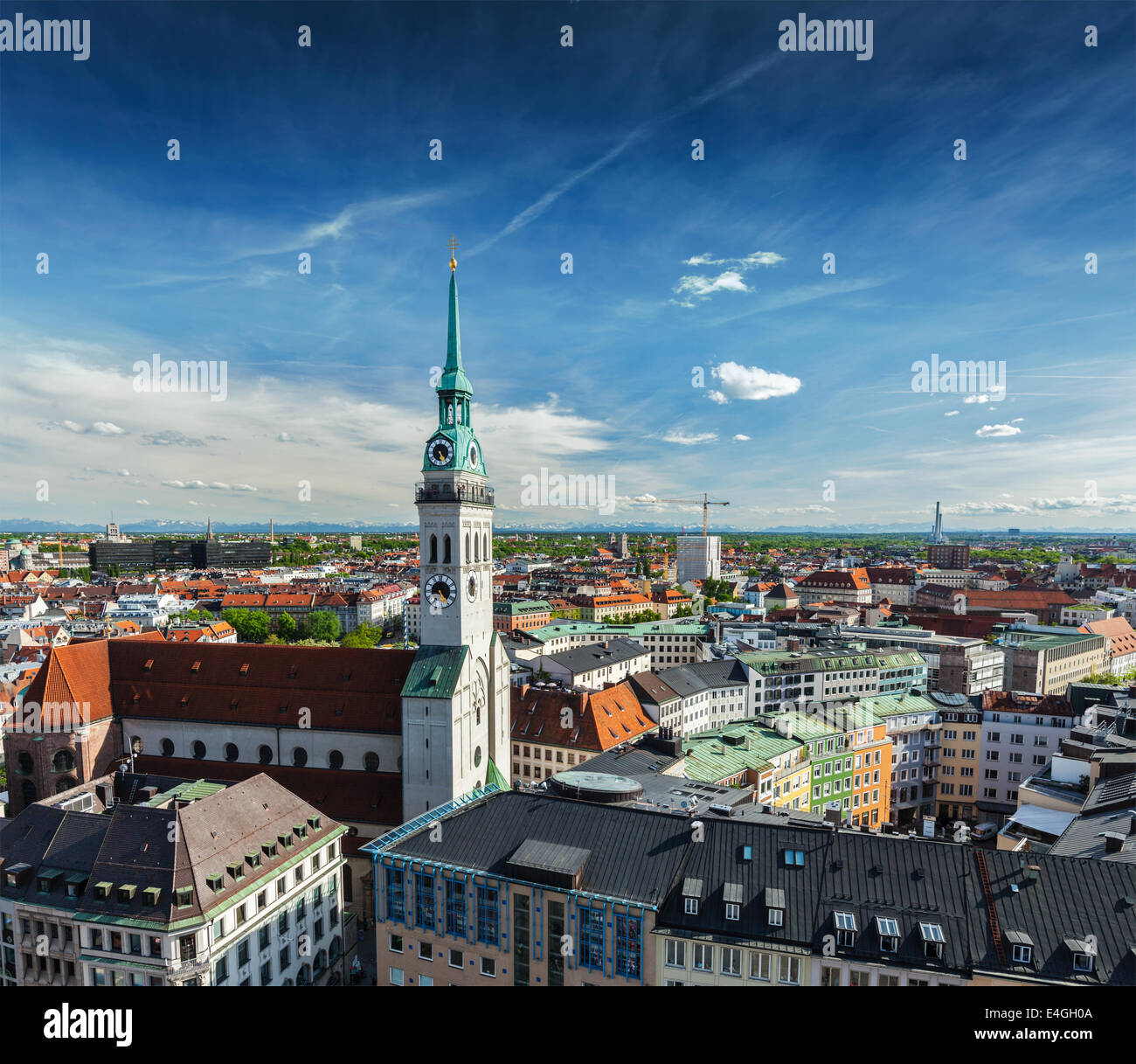 Luftbild von München und St. Peter Church - Marienplatz und Altes ...