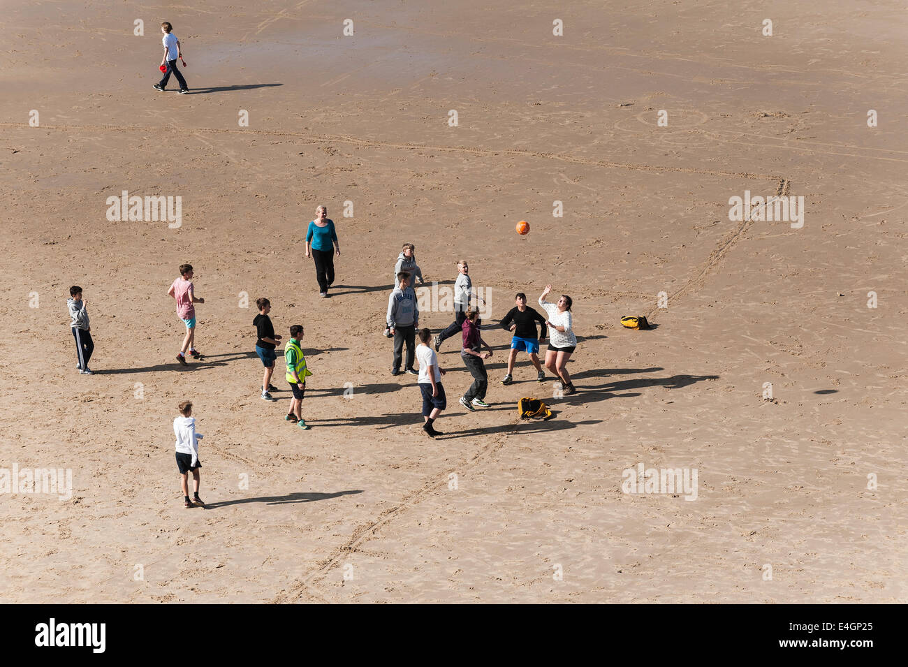 Teenager am strand -Fotos und -Bildmaterial in hoher Auflösung – Alamy
