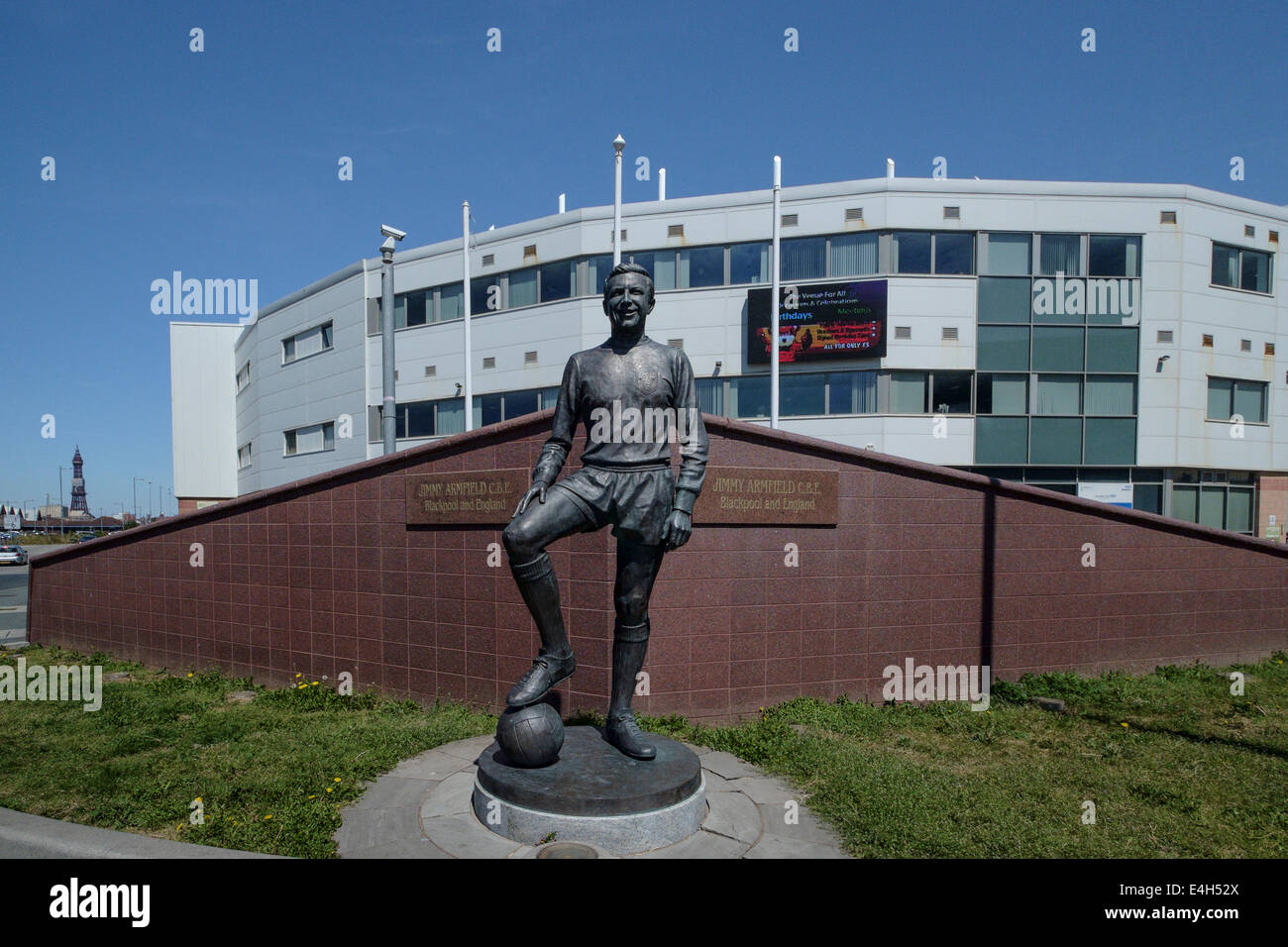 Jimmy Armfield Statue erhebt sich stolz außerhalb Blackpool Football ...