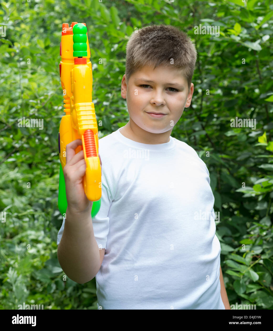 Junge mit pistole -Fotos und -Bildmaterial in hoher Auflösung – Alamy