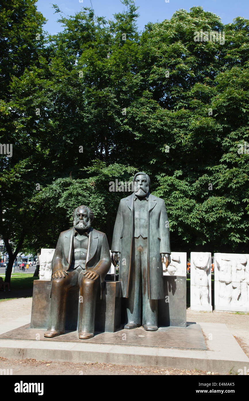 Statue von marx und engels -Fotos und -Bildmaterial in hoher Auflösung ...