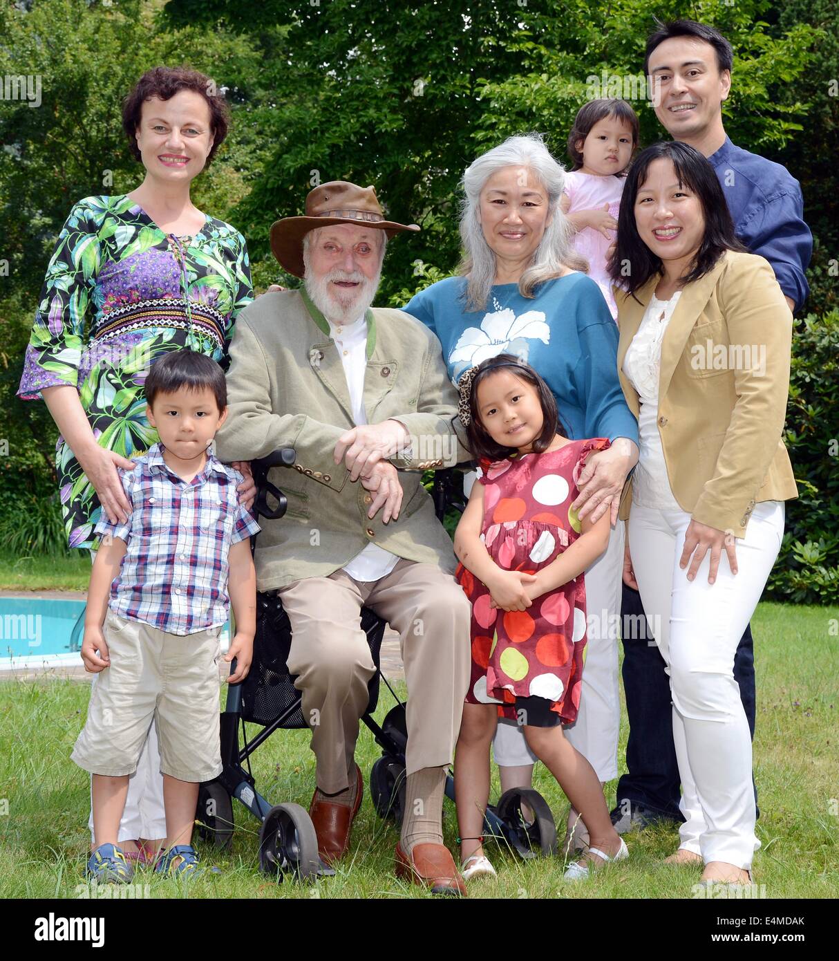 Leipzig, Deutschland. 27. Juni 2014. Dirigent Kurt Masur (2-L) ist mit ...