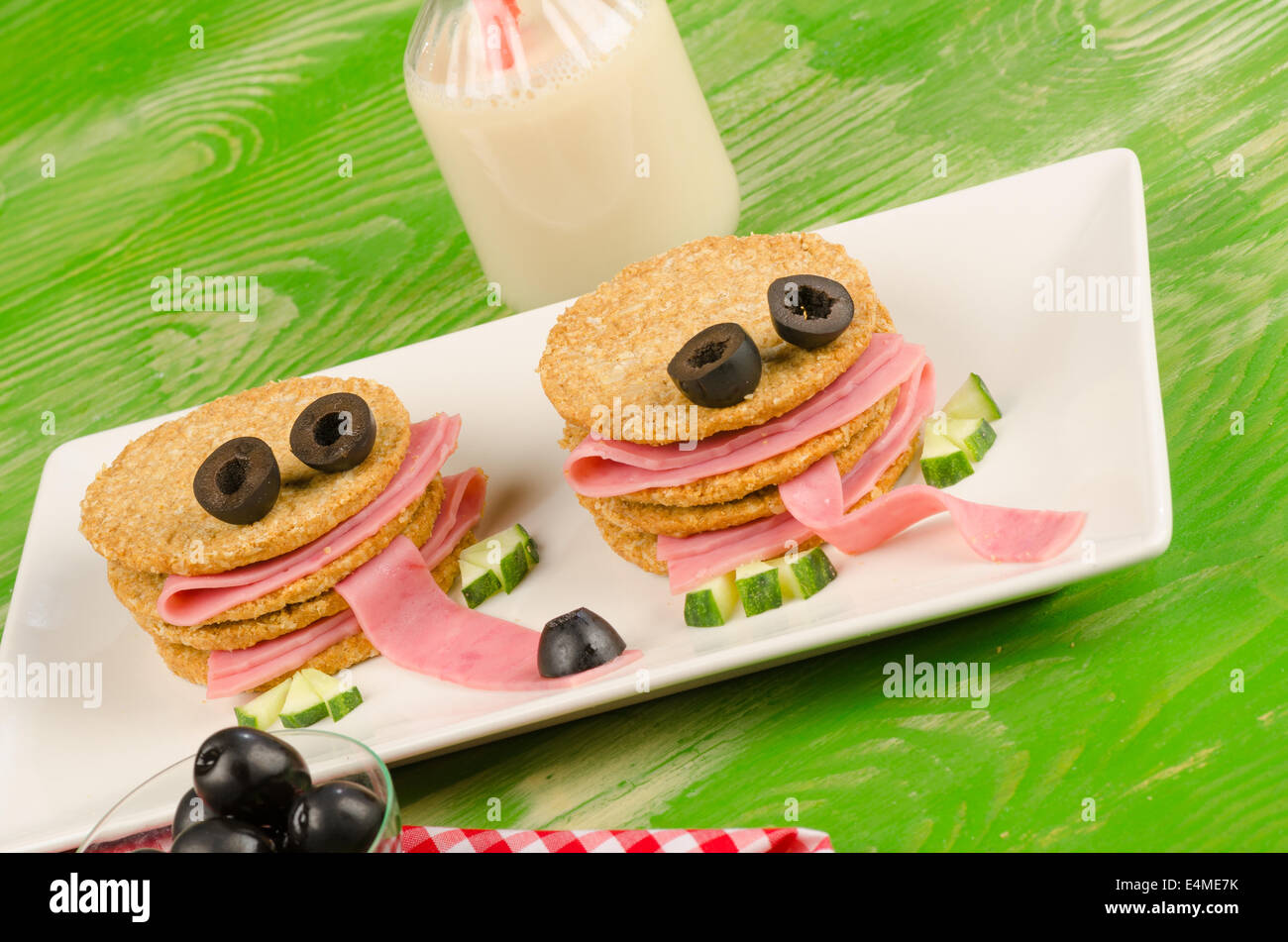 Lustige Kinder Snack mit knackigen Cracker ähnlich Gesichter ...