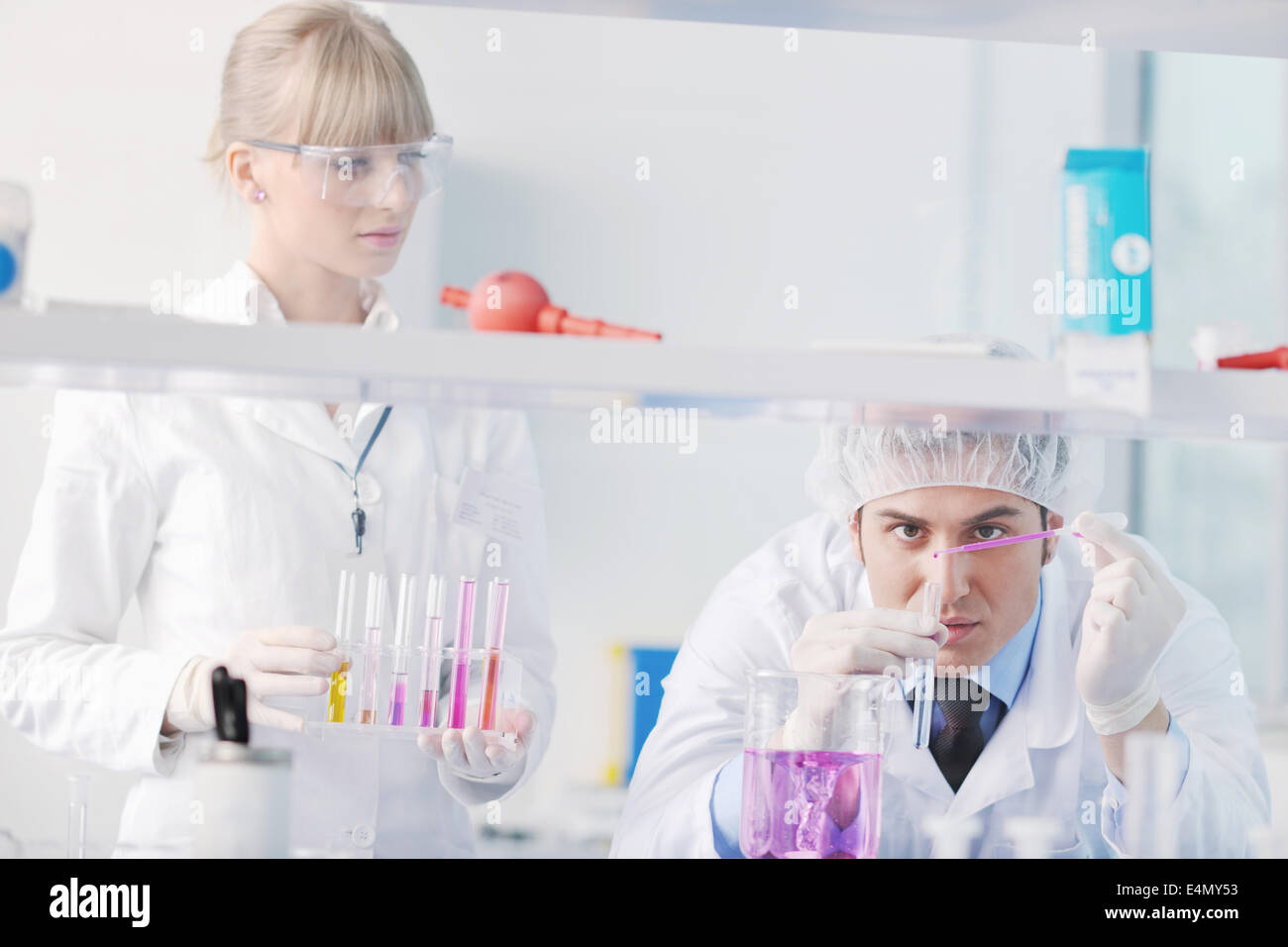 Mensch und wissenschaft -Fotos und -Bildmaterial in hoher Auflösung – Alamy