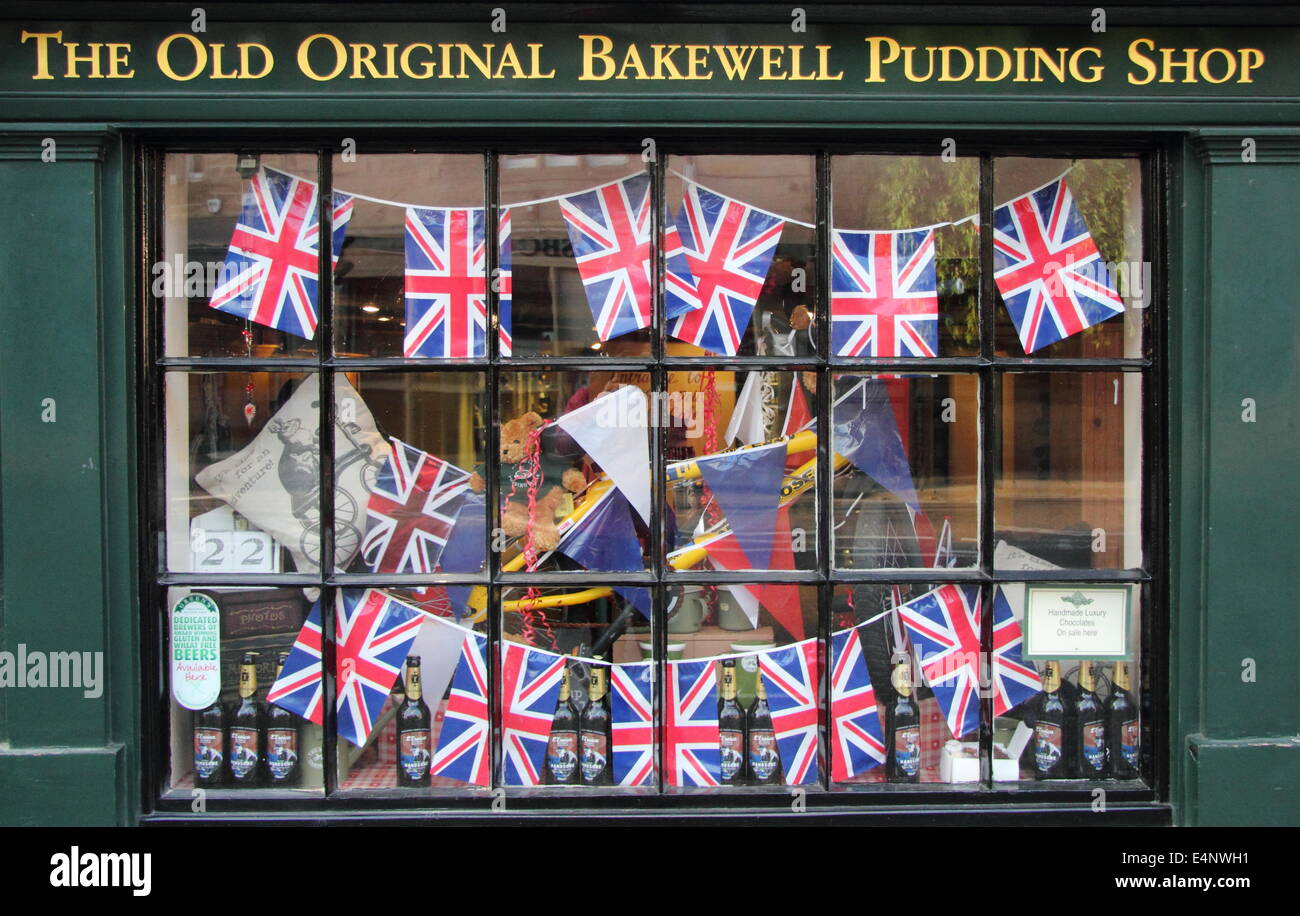Union Jack Bunting angezeigt im Fenster des The Old Original Bakewell ...