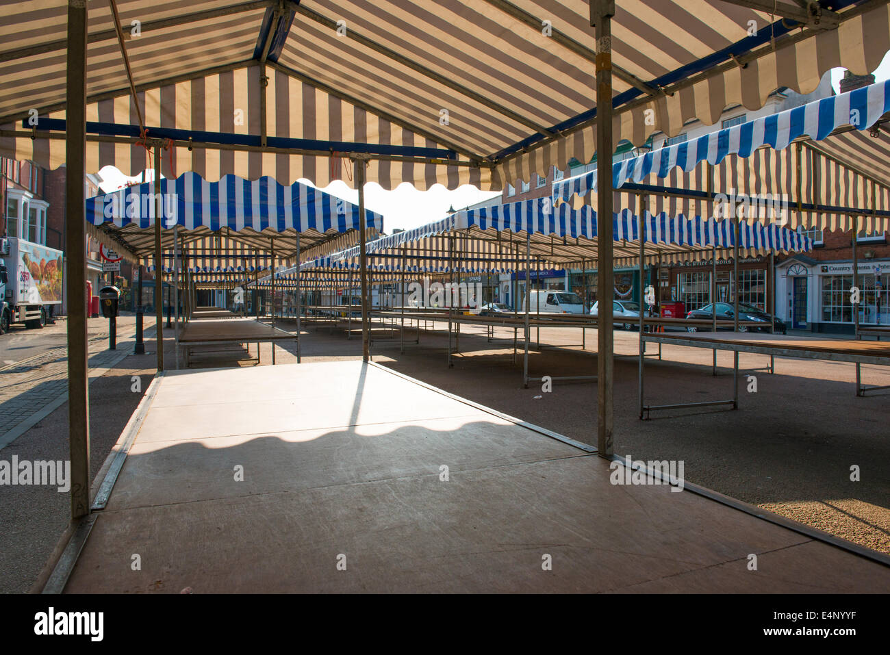 Leerer marktstand -Fotos und -Bildmaterial in hoher Auflösung – Alamy
