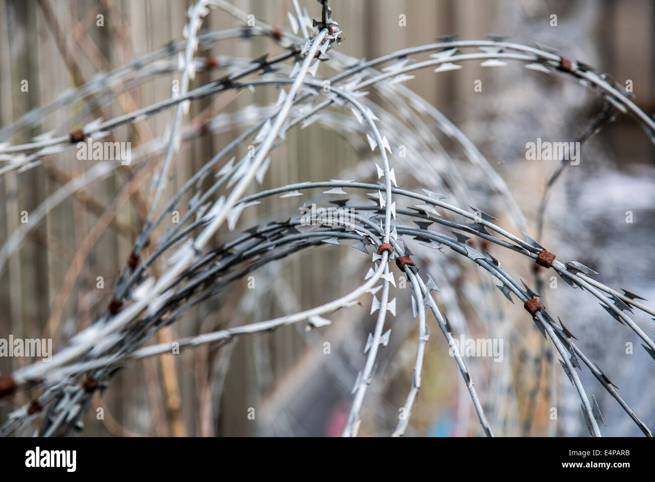 Sperre stacheldrahtzaun -Fotos und -Bildmaterial in hoher Auflösung – Alamy