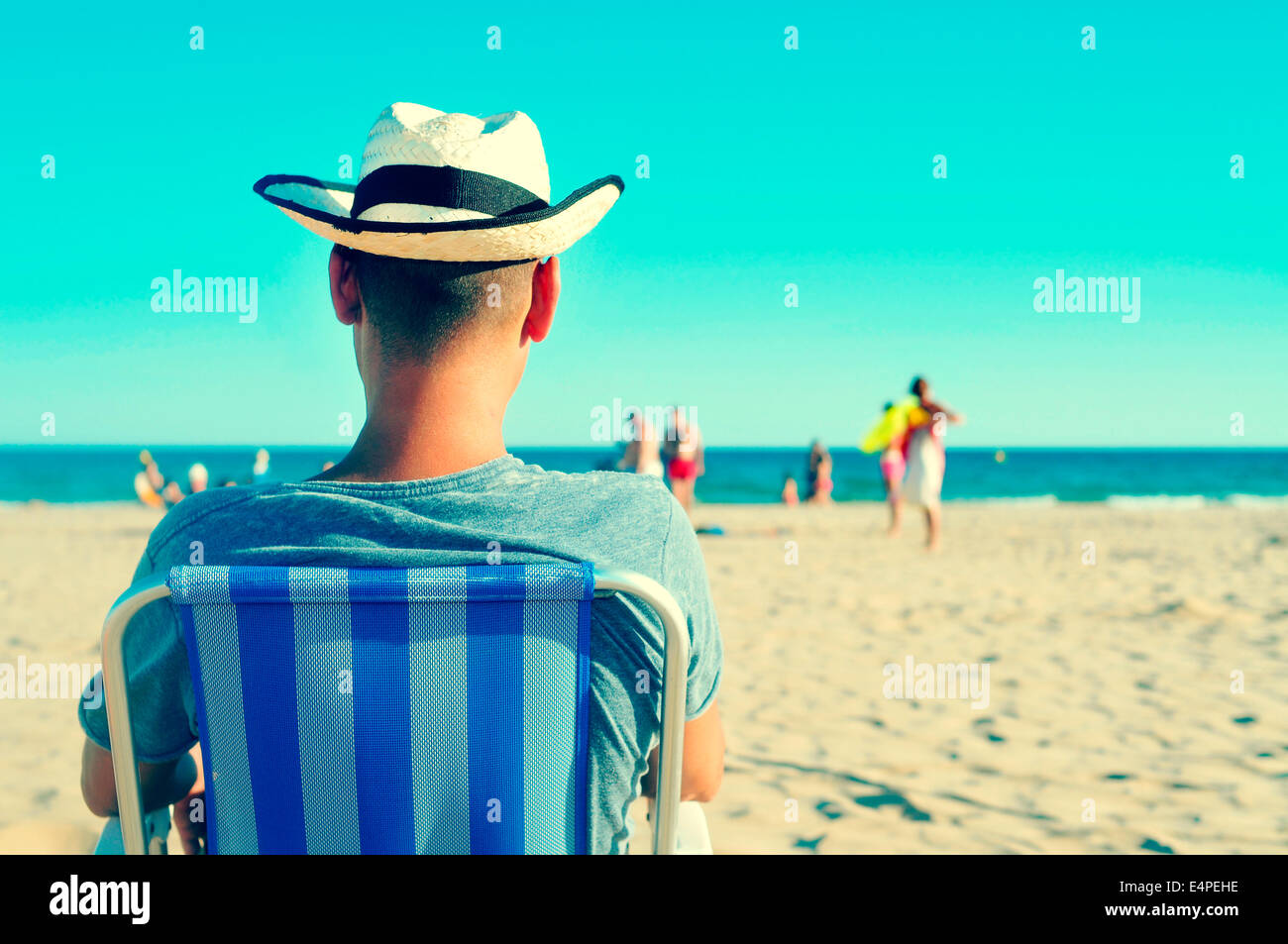 Mann beim sonnenbaden am strand -Fotos und -Bildmaterial in hoher ...