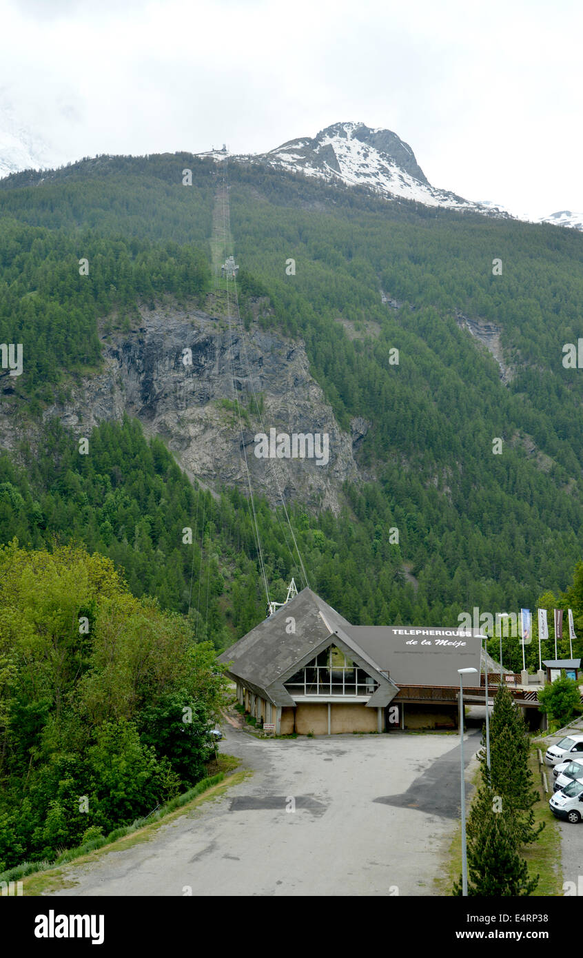 Seilbahn-Talstation in La Grave, die Passagiere auf La Mieje Berg ...