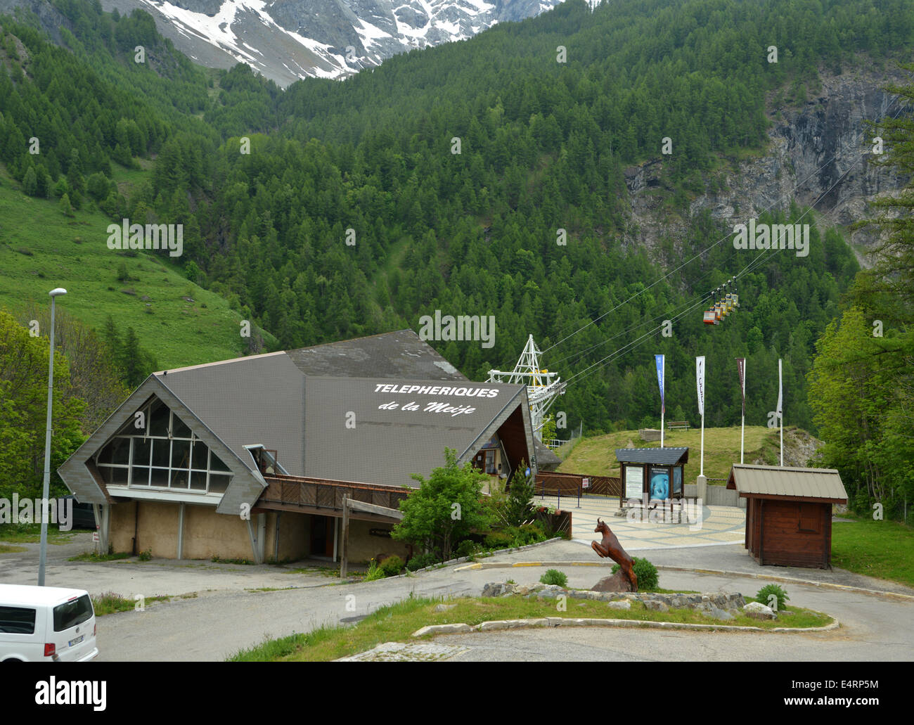 Seilbahn-Talstation in La Grave, die Passagiere auf La Mieje Berg ...