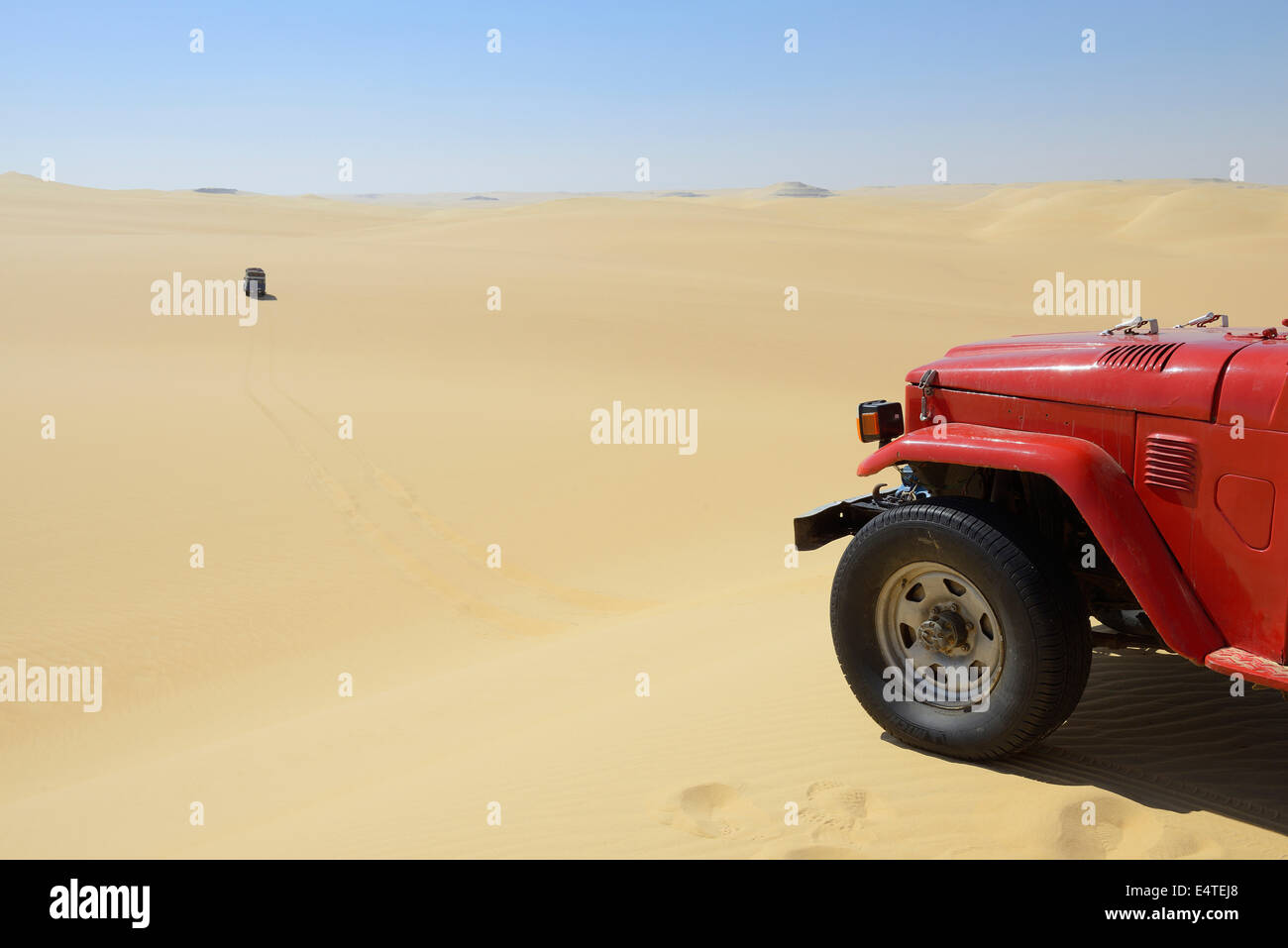 Mit dem Geländewagen fahren Autos in der Wüste, Matruh, große Sandmeer ...