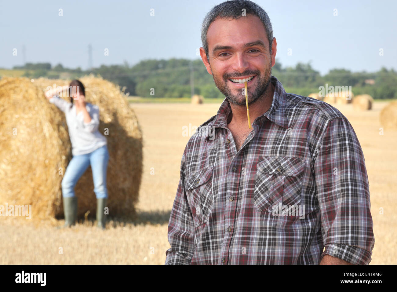 Landwirt in einem Feld Stockfotografie - Alamy
