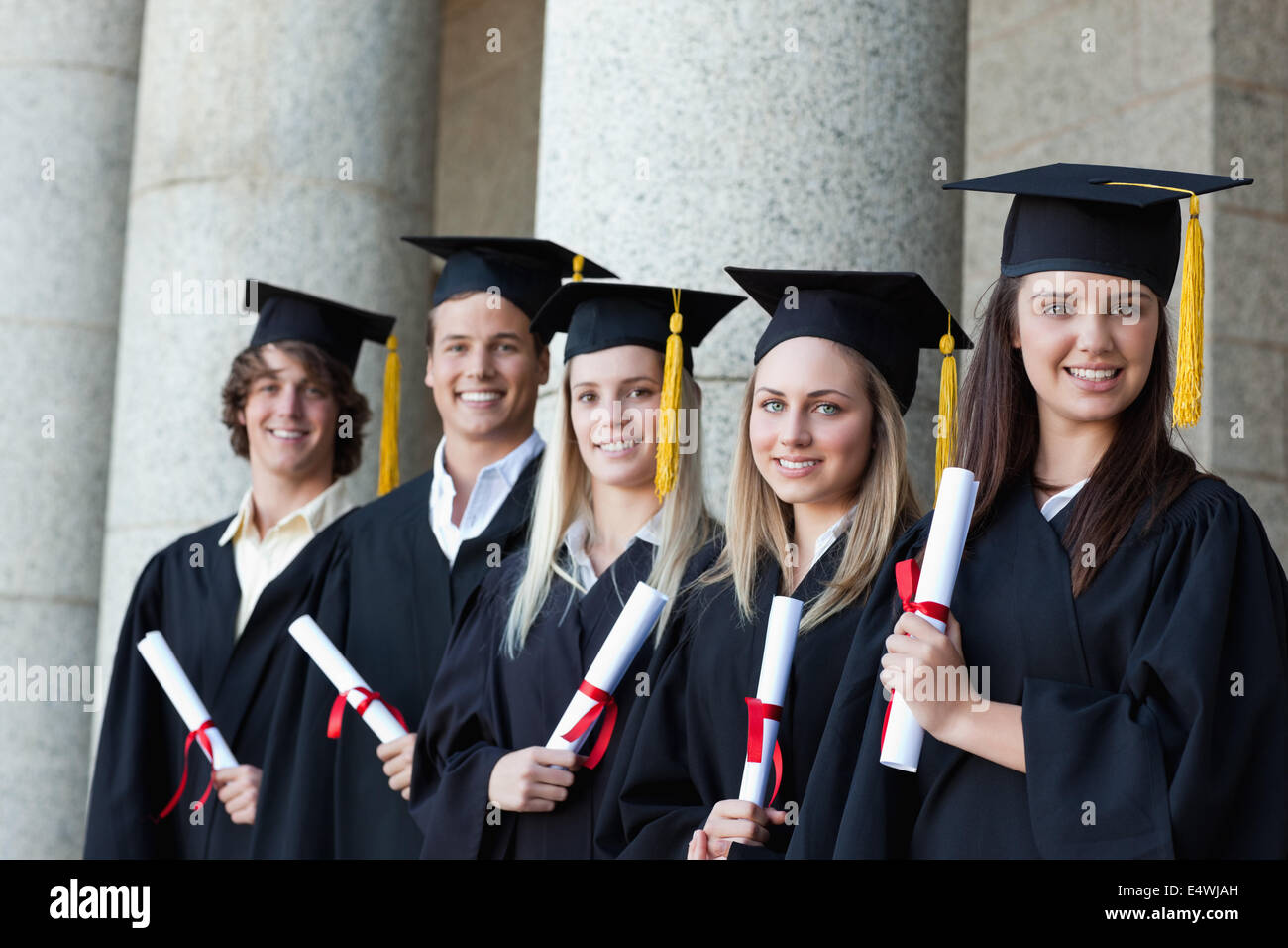 Absolventinnen und Absolventen posiert in Zeile Stockfotografie - Alamy