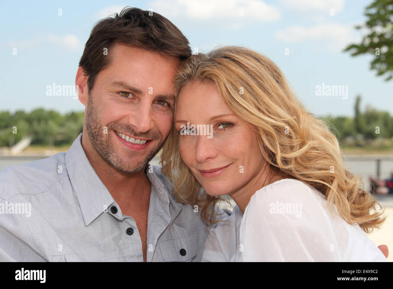 Kopf an schulter -Fotos und -Bildmaterial in hoher Auflösung – Alamy