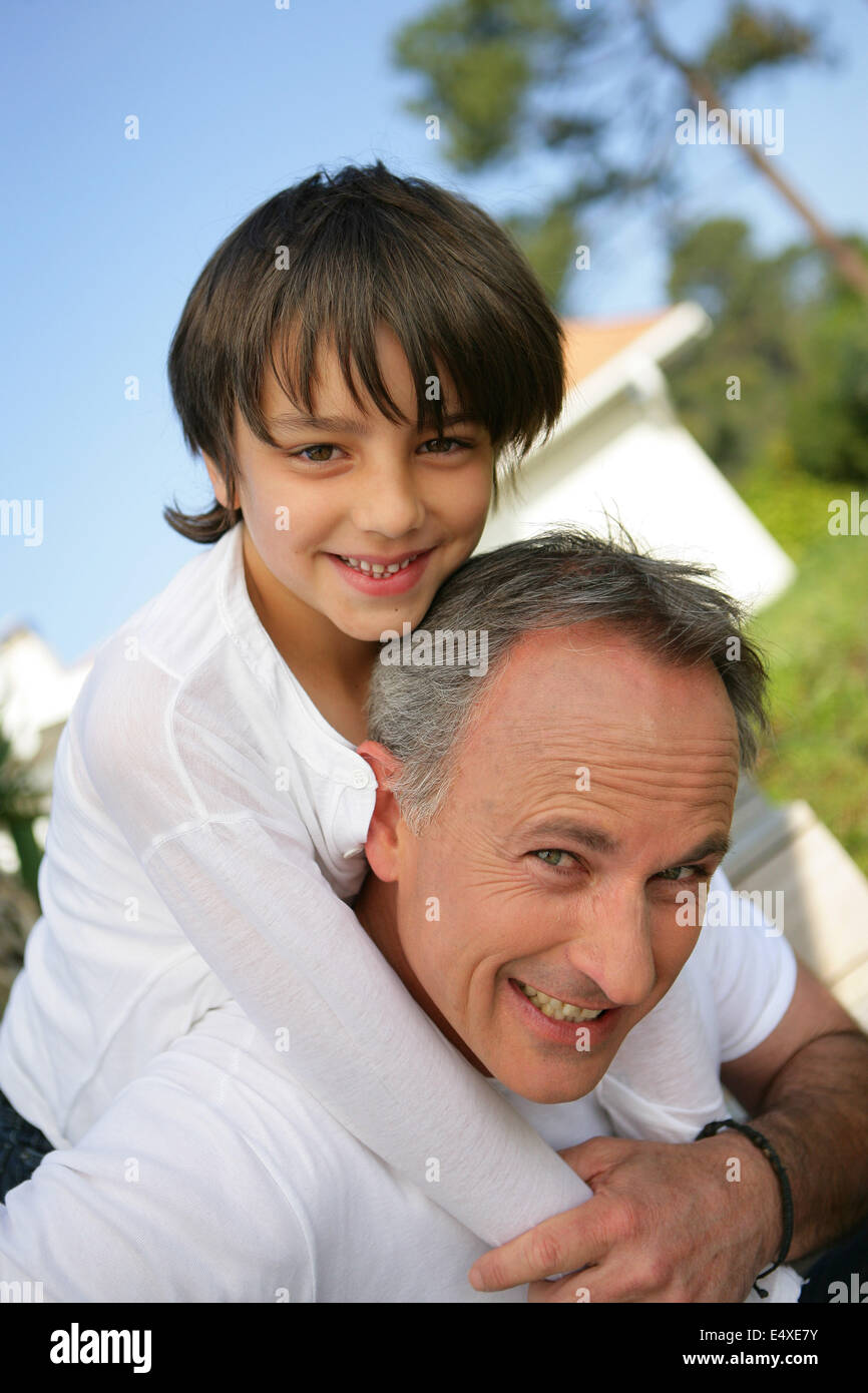 Person huckepack -Fotos und -Bildmaterial in hoher Auflösung – Alamy