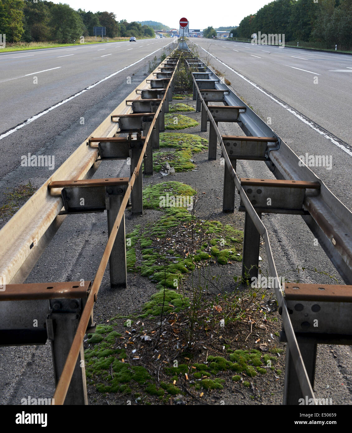 Motorway barrier -Fotos und -Bildmaterial in hoher Auflösung – Alamy