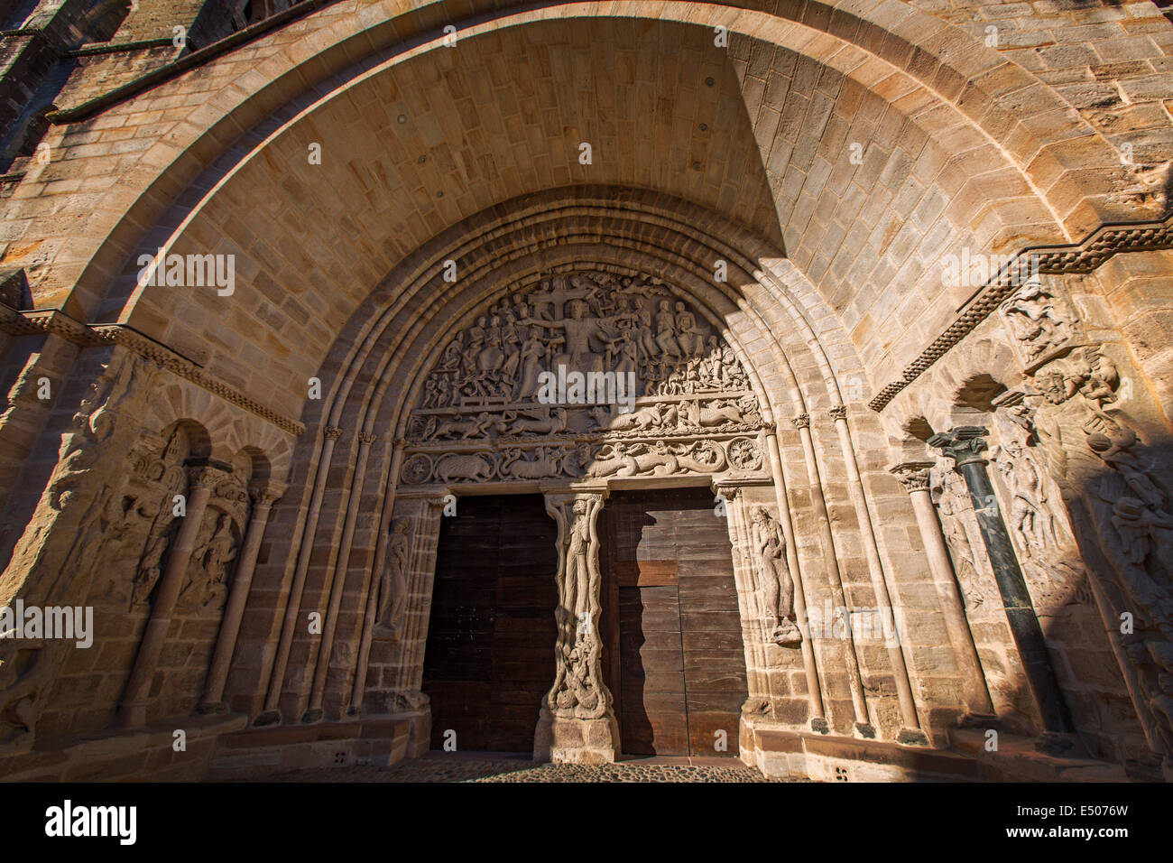 Romanisches tympanon -Fotos und -Bildmaterial in hoher Auflösung – Alamy