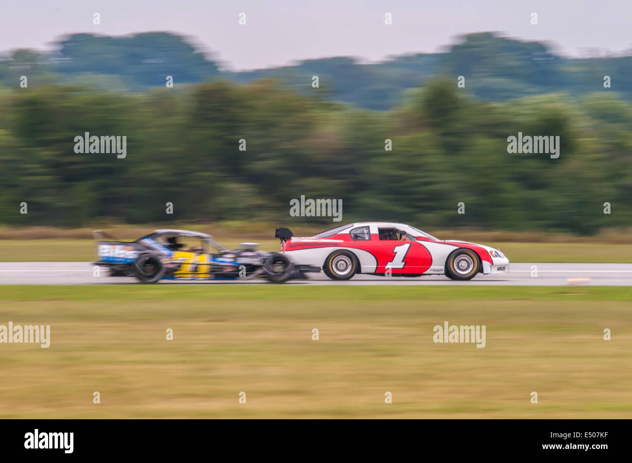 Verschwommenes rotes rennauto -Fotos und -Bildmaterial in hoher ...