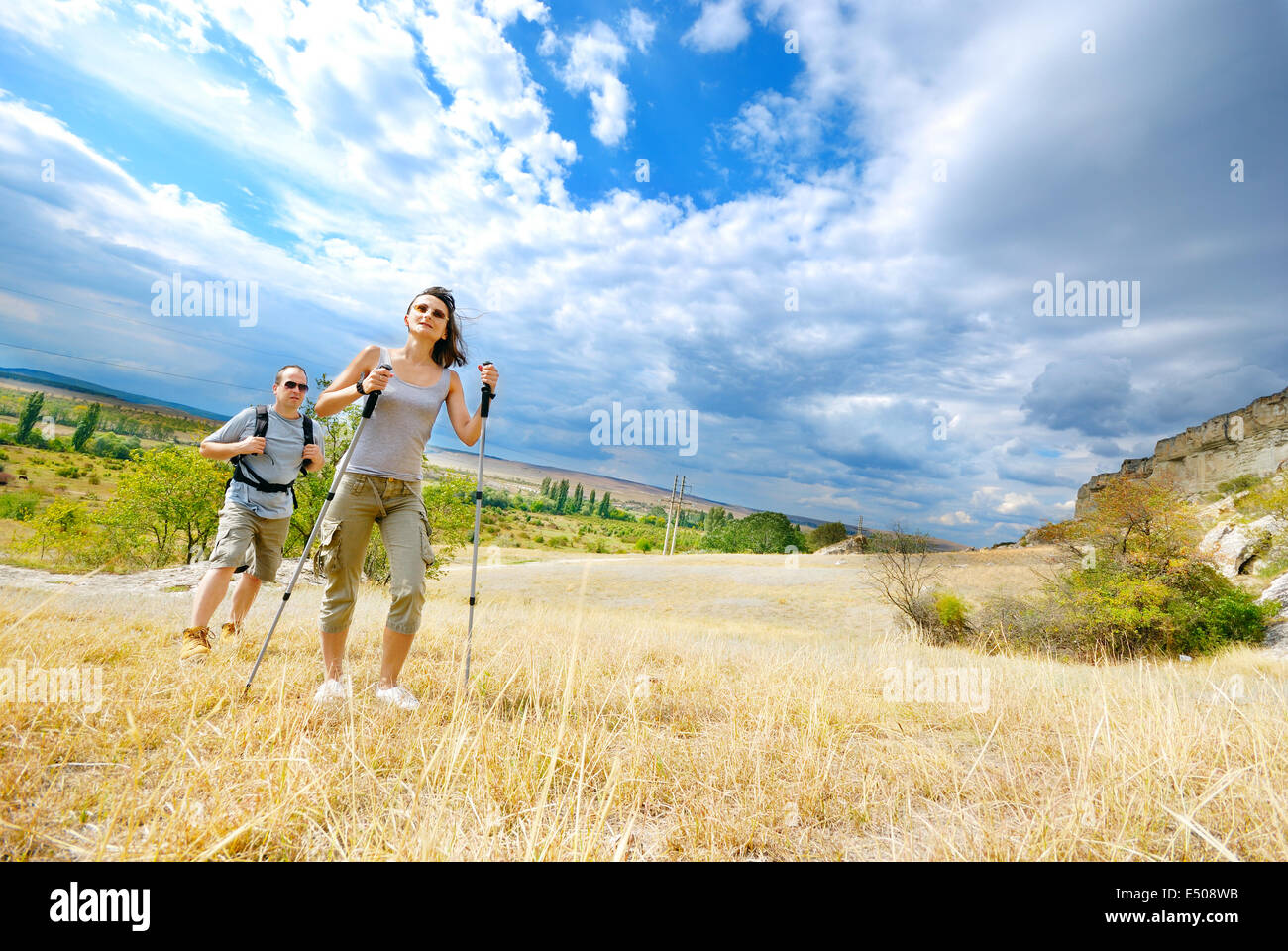 Wandern mann und frau -Fotos und -Bildmaterial in hoher Auflösung – Alamy