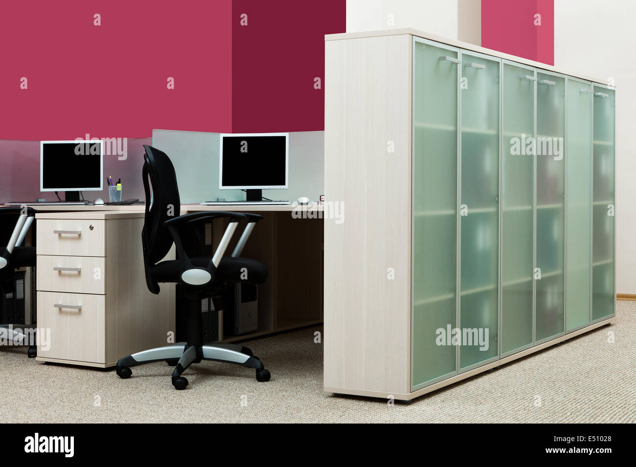 Ordner und leerer stuhl -Fotos und -Bildmaterial in hoher Auflösung – Alamy