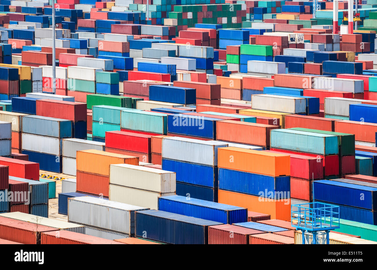 Containerterminal im hintergrund -Fotos und -Bildmaterial in hoher ...