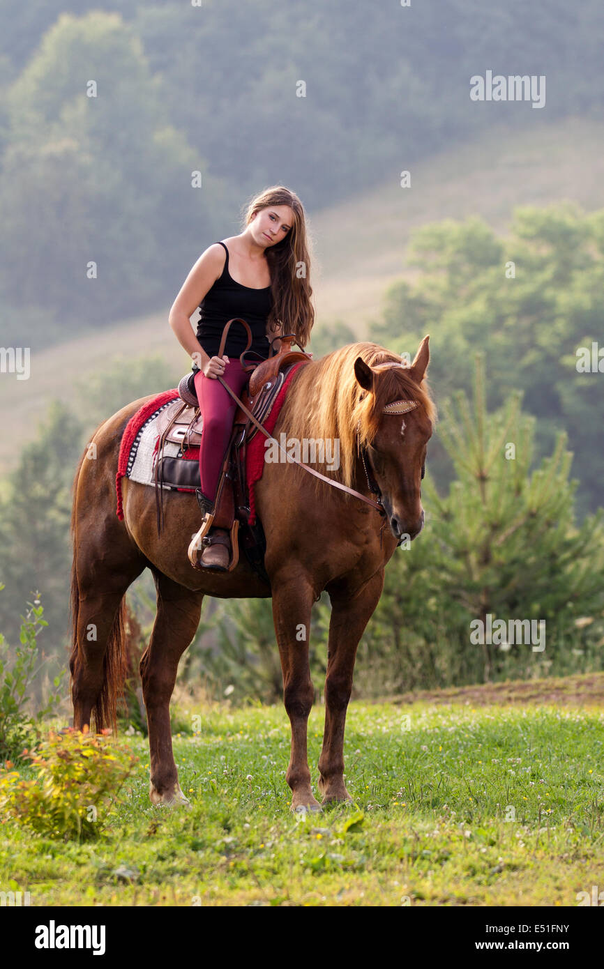 Junges mädchen mit ihrem pferd -Fotos und -Bildmaterial in hoher ...